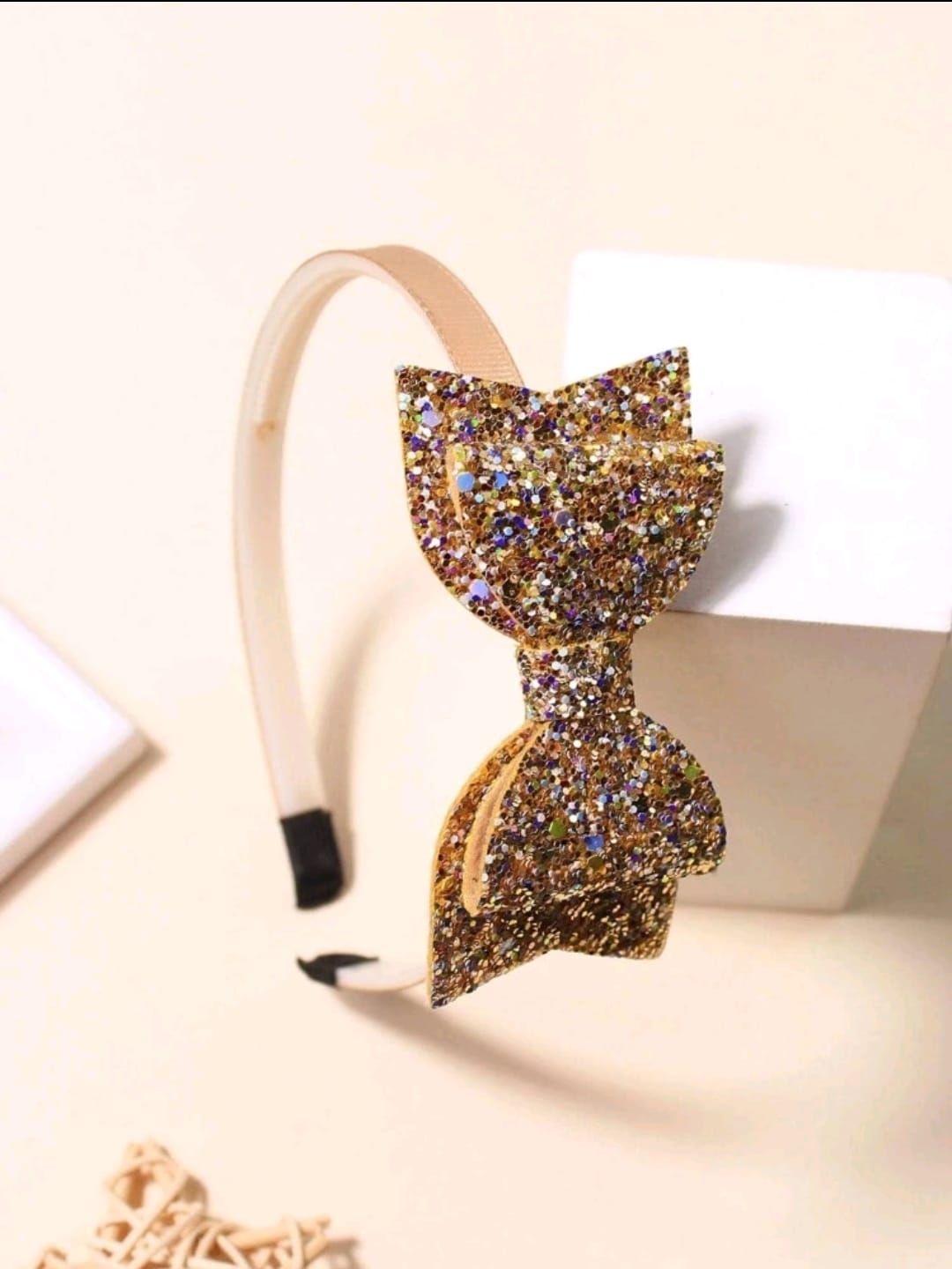 Diadema color dorado con chongo brillante – Crece Kids